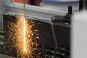 电火花线切割（走丝）： 工作原理与应用 - 韦克快速成型